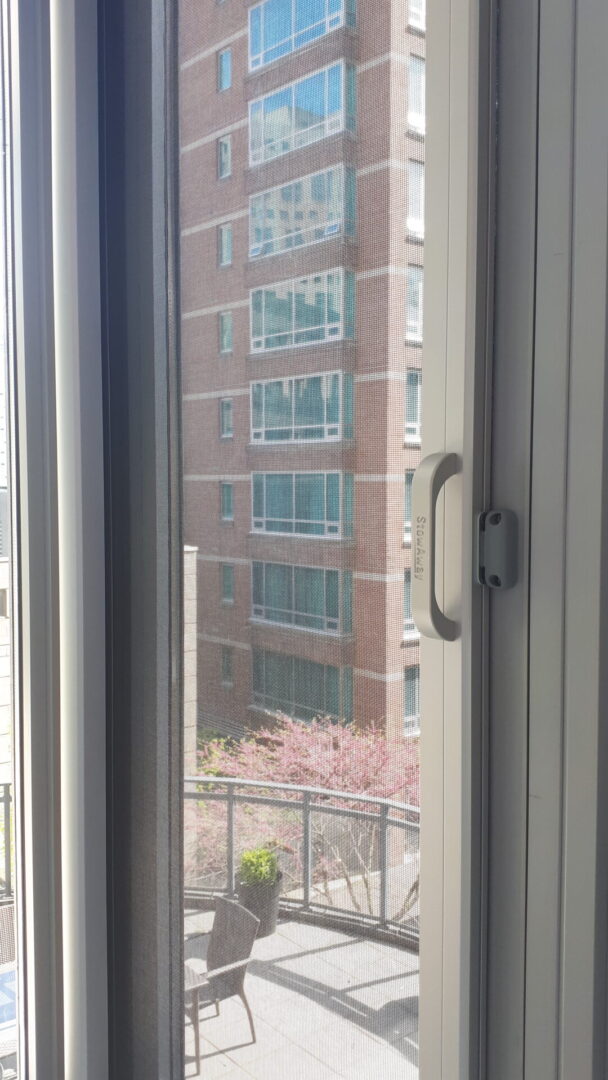 Stowaway Retractable Window Screens in Hamilton, ON | Lumasso